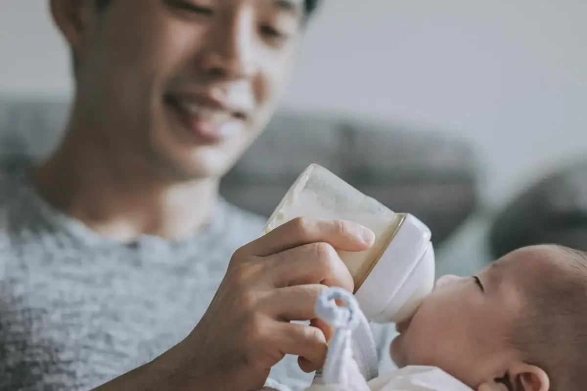 Cara Ayah Memberikan ASIP Lewat Botol yang Benar